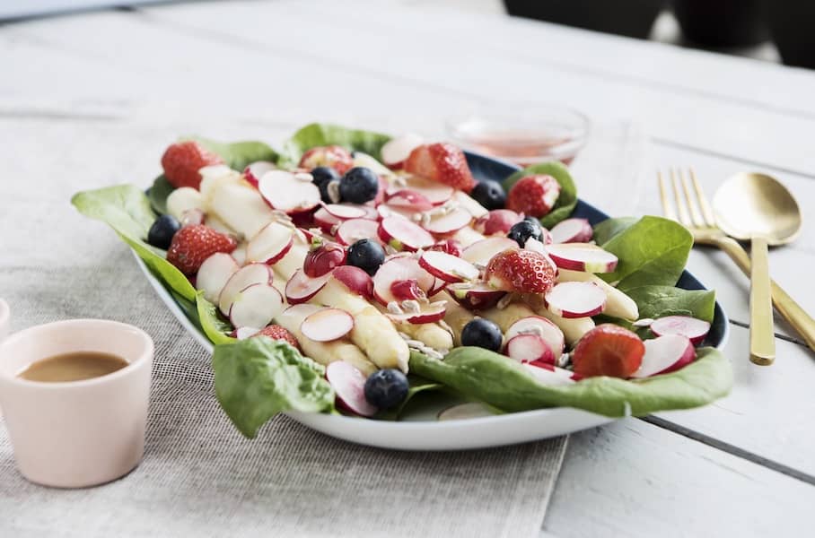 Insalata di ravanelli fragole e asparagi - Ricette in 30 minuti