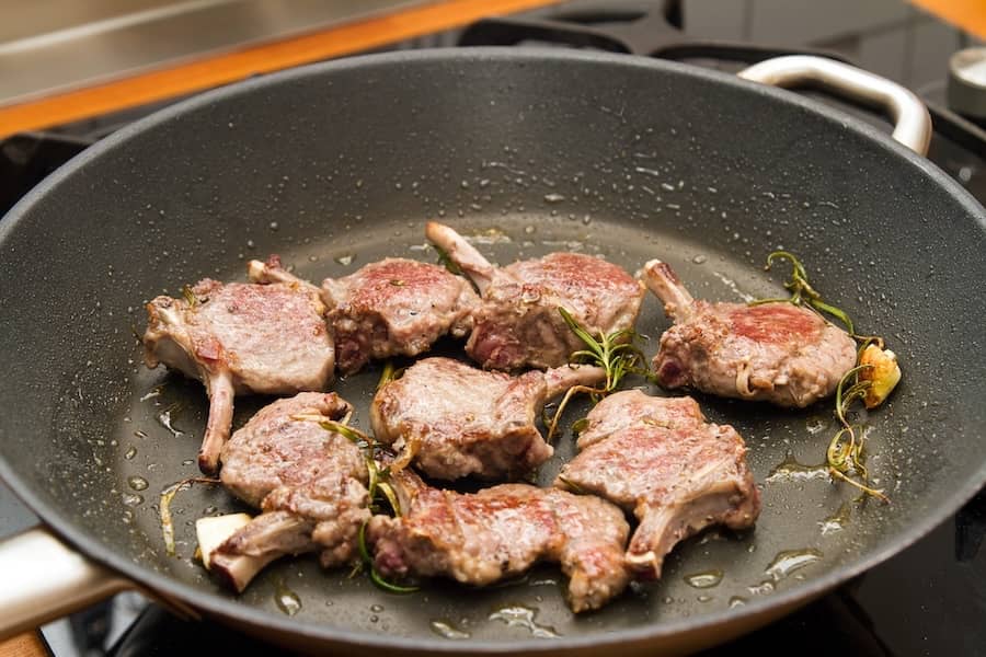 Costolette di agnello in padella. Ricetta facile facile - Ricette in 30 ...