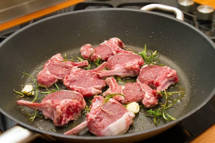 Costolette di agnello in padella. Ricetta facile facile - Ricette in 30 ...