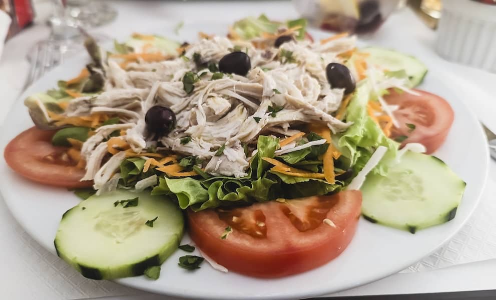 Insalata di pollo lesso estiva con verdure e olive - Ricette in 30 minuti